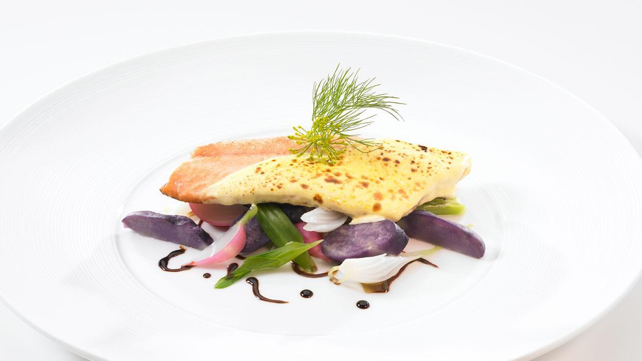 Filet d'ombles chevalier gratiné à la sauce mousseline sur oignons ...