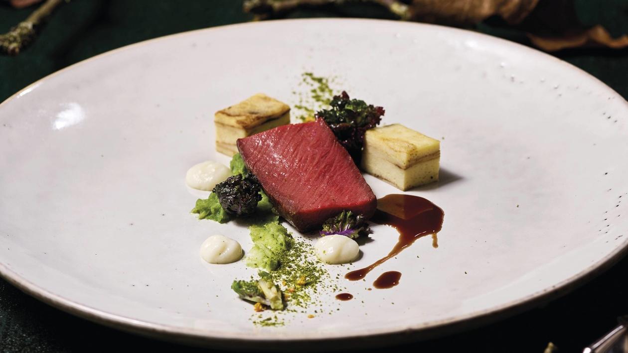 Filet de cerf poché en fond d'épices, sauce au vin rouge, Baumkuchen de ...