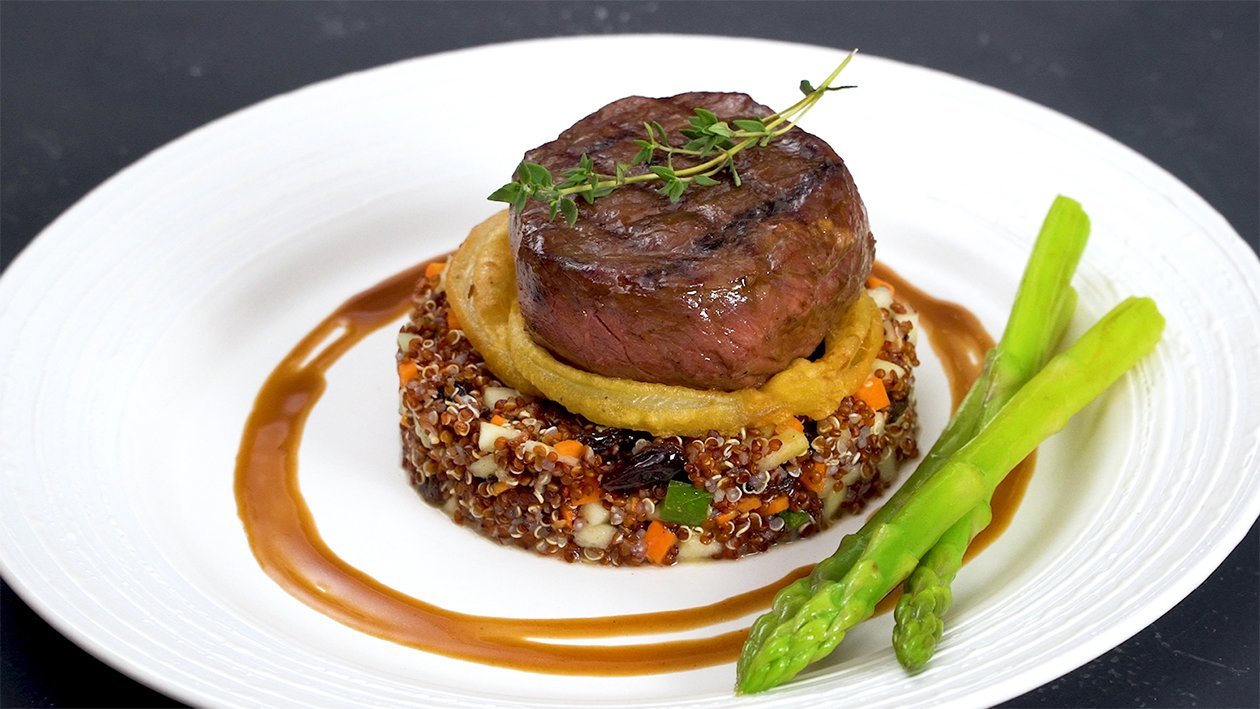 สเต๊กเนื้อเทนเดอร์ลอยน์และสลัดควินัว | Unilever Food Solutions